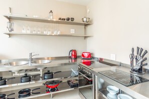 Geladeira grande, micro-ondas, fogão, cooktop