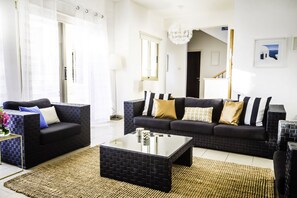 Vila, 4 quartos, piscina particular | Sala de estar | TV de tela plana 55 polegadas com canais via satélite, smart TV