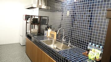 Casa (Private Vacation Home) | Cozinha americana privada | Geladeira, micro-ondas, cooktop, cafeteira/chaleira