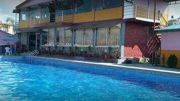 Um polibã, artigos de higiene pessoal grátis, chinelos