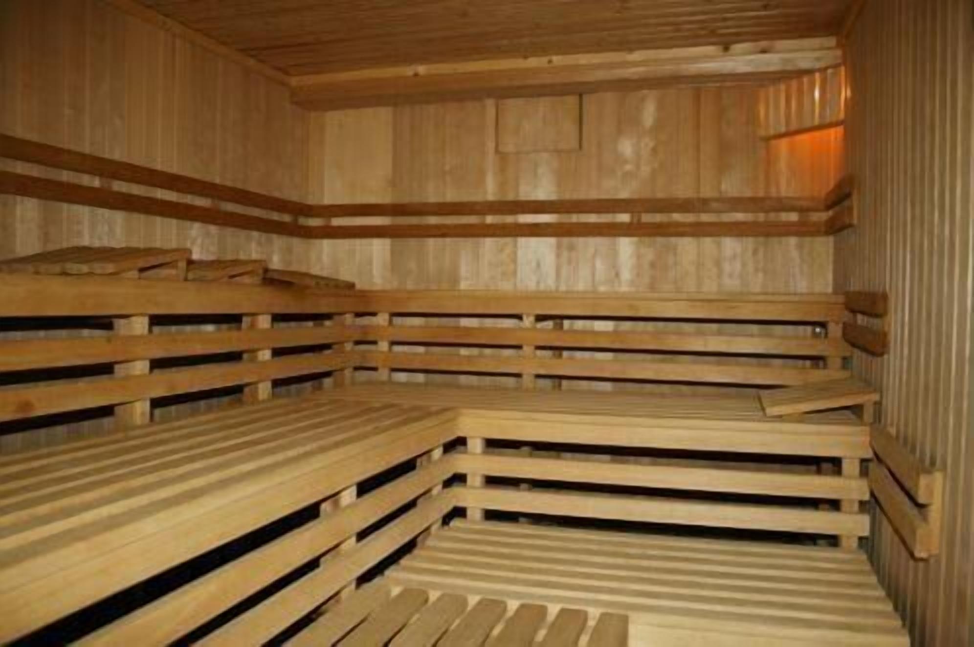 Uma sauna com bancos de madeira e teto inclinado.