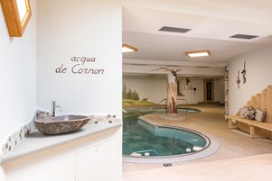 Piscina interior, da(s) 15:30 à(s) 19:30, espreguiçadeiras 