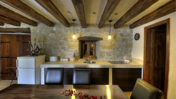 Stone House 2 | Cozinha privada | Geladeira, micro-ondas (mediante solicitação), cooktop