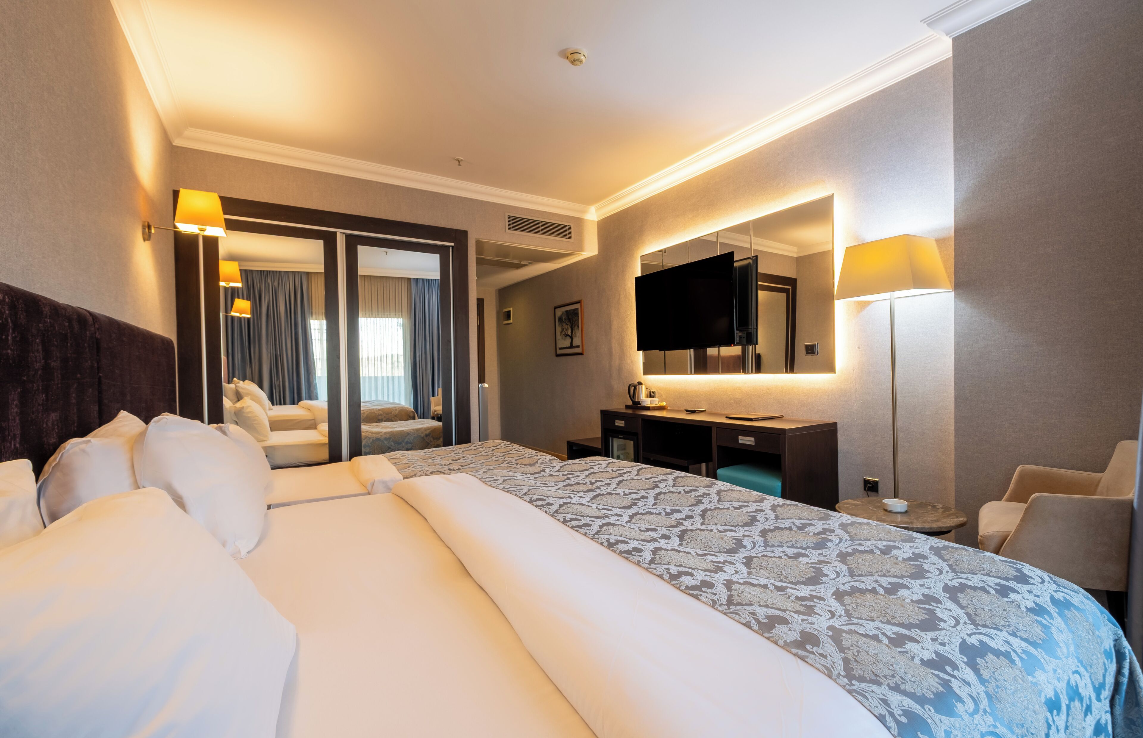 Quarto Twin Standard | Roupa de alta qualidade, cofre no quarto, secretária 