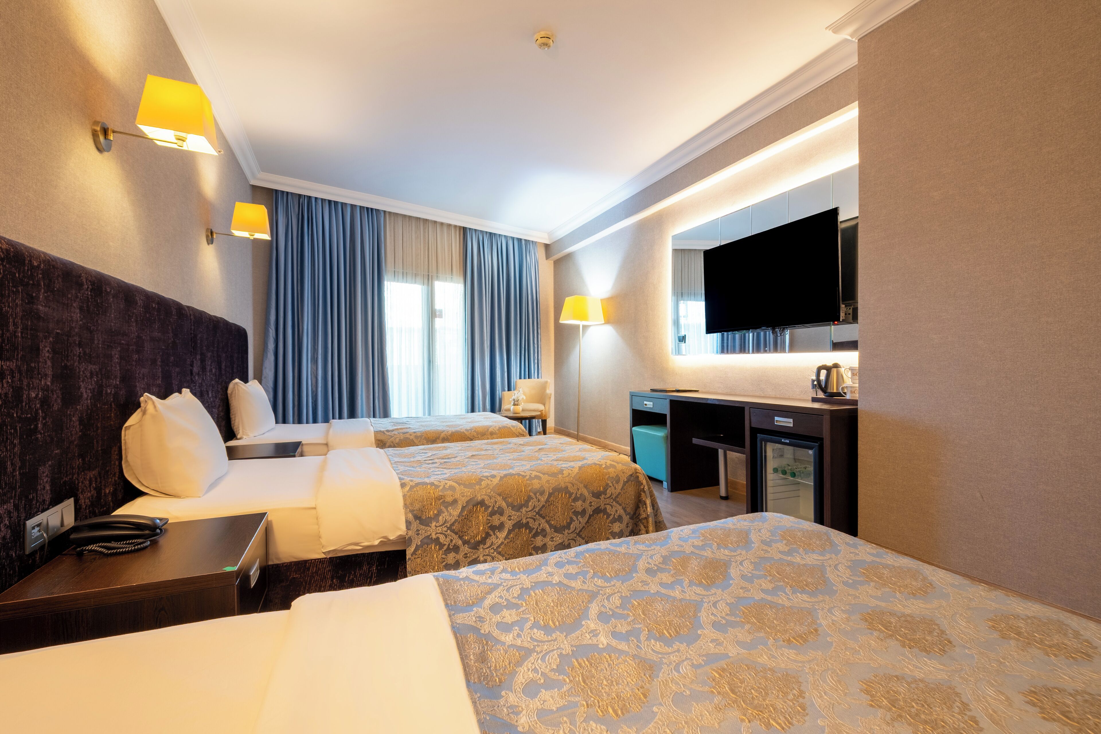 Quarto Triplo Standard | Roupa de alta qualidade, cofre no quarto, secretária 