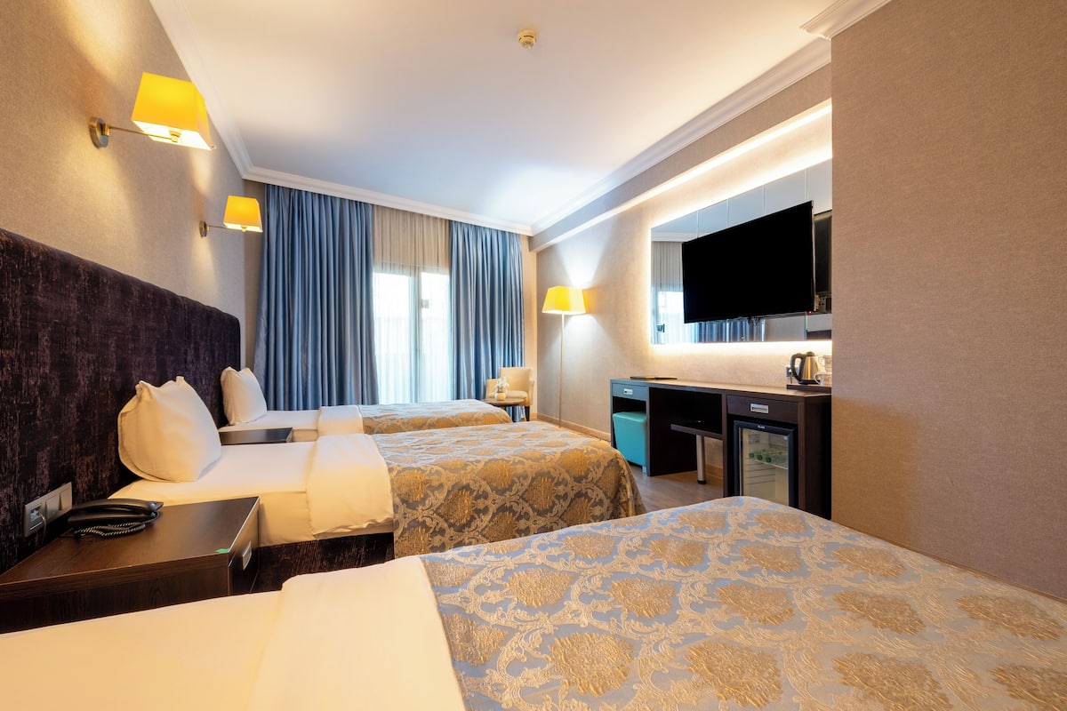 Quarto Triplo Standard | Roupa de alta qualidade, cofre no quarto, secretária