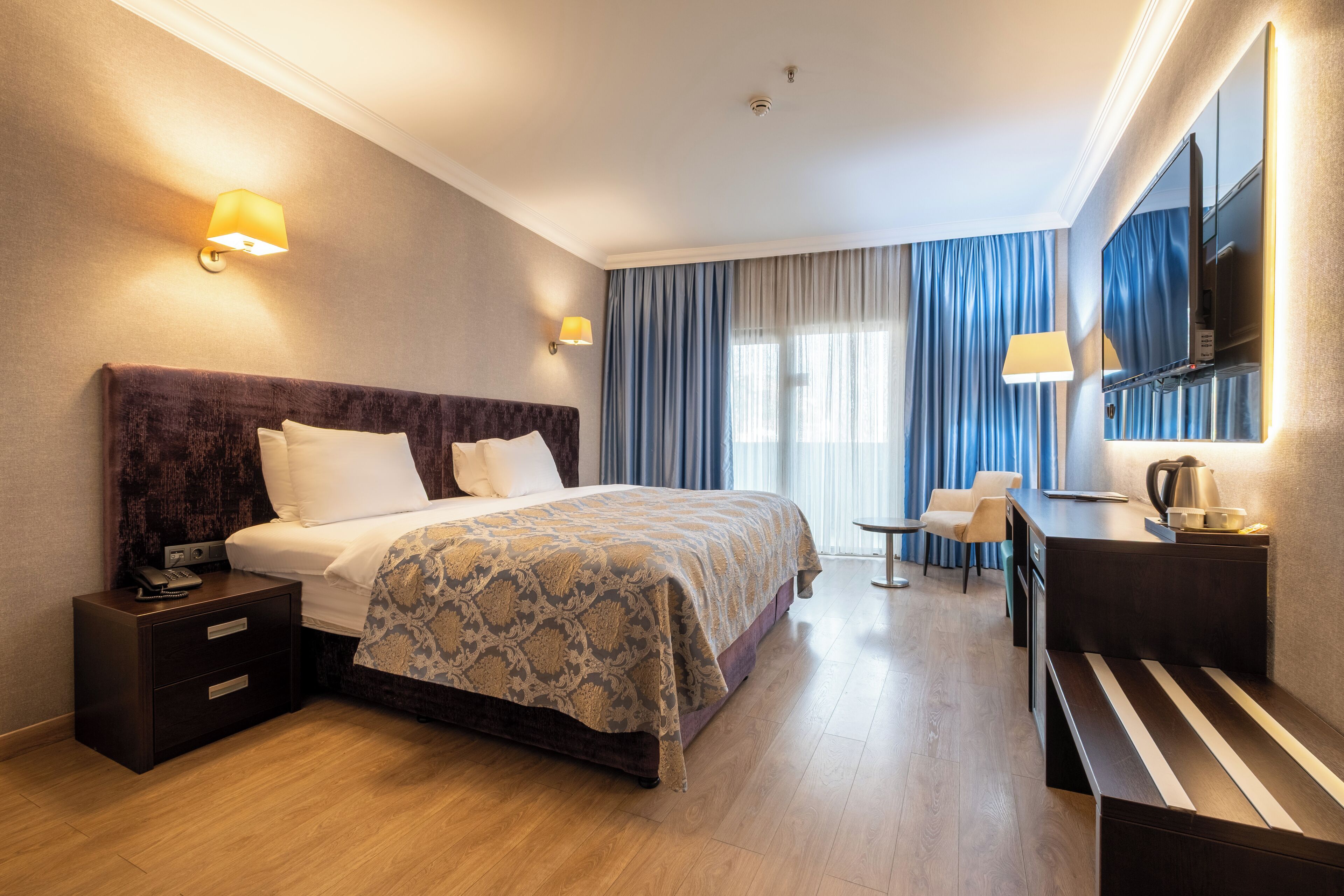 Quarto Standard | Roupa de alta qualidade, cofre no quarto, secretária 