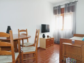 Apartamento, 2 quartos, varanda | Sala | TV de ecrã plano 