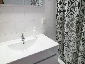 Apartamento, 2 quartos, sacada | Banheiro | Banheira, produtos de toalete grátis, toalhas de banho