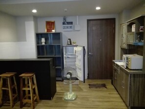 4-Bedroom House | Kitchenette privada | Um frigorífico, um micro-ondas, uma placa de cozinha 