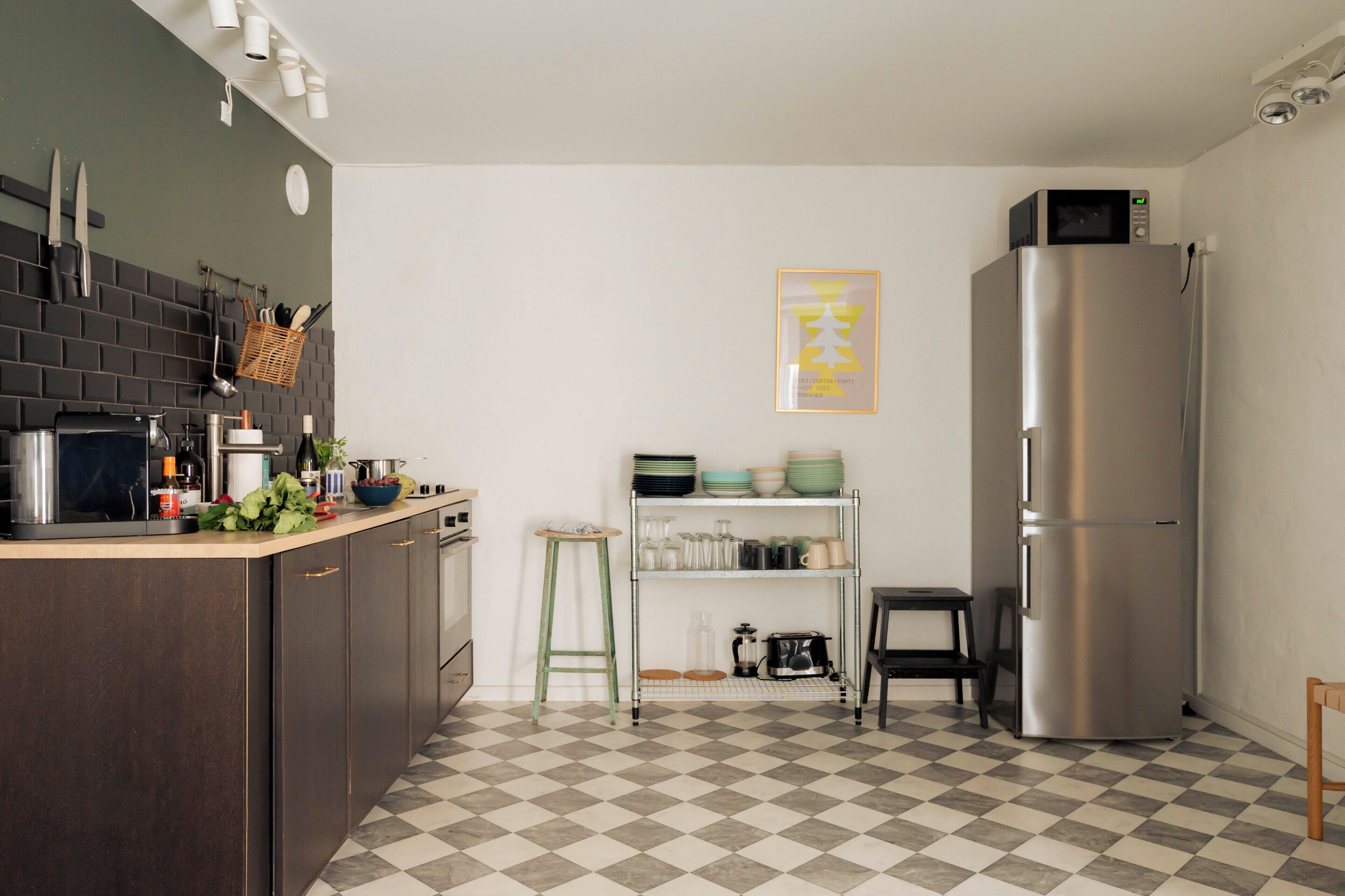 Apartamento Design, 2 quartos, cozinha, vista para o pátio (Amaliegade 43, 1st Floor) | Cozinha privada | Um frigorífico, um micro-ondas, um forno, uma placa de cozinha 