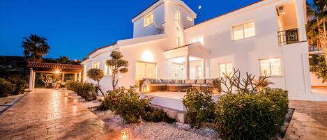 Fachada do alojamento (tarde/noite)