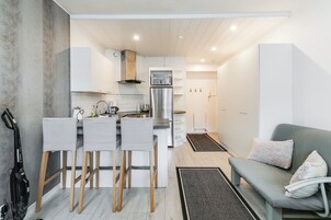 Estúdio, 2 camas de solteiro (B2) | 1 quarto, escrivaninha, Wi-Fi de cortesia, roupa de cama