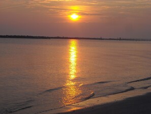 Praia particular, espreguiçadeiras, guarda-sóis 