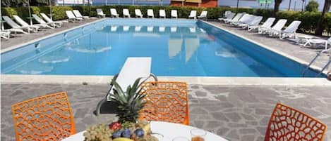 Piscina exterior sazonal, da(s) 10:00 à(s) 19:00, guarda-sóis