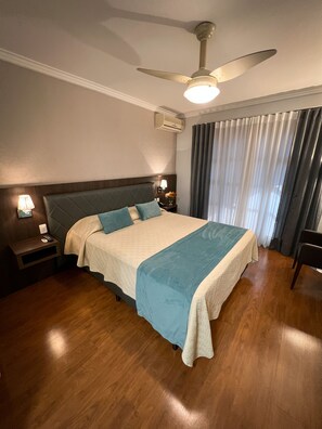 Apartamento Deluxe | Minibar, cofre no quarto, secretária, cortinas/cortinados opacos 