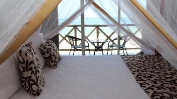 Quarto Twin Deluxe, varanda, vista para o mar | Roupa de alta qualidade, com mobília individualizada, secretária