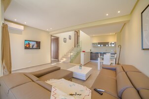 Dúplex Comfort, 3 quartos | Sala de estar | Smart TV 