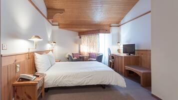 Quarto Duplo Standard, não fumadores, varanda | Cofre no quarto, secretária, roupa de cama fornecida