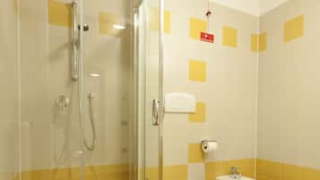 Um polibã, um chuveiro fixo, artigos de higiene pessoal grátis