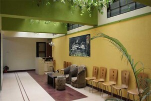 Área de estar no saguão