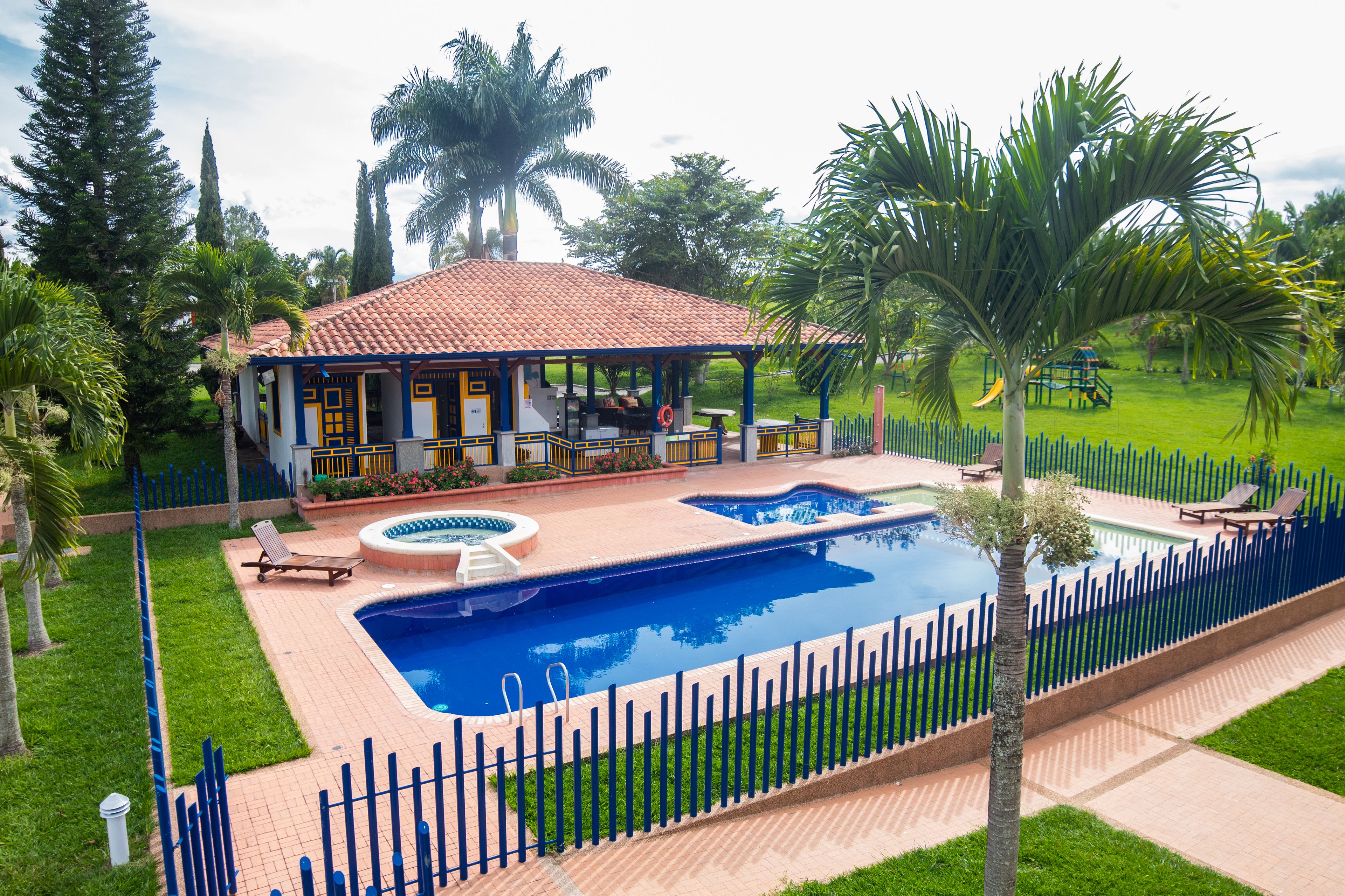 Casa luxo | Piscina | Piscina externa, guarda-sóis, espreguiçadeiras