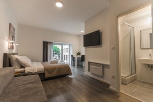 Apartamento Superior | Secretária, quartos insonorizados, ferro/tábua de engomar, Wi-fi grátis 