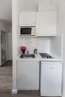 Apartamento Standard | Kitchenette privada | Um frigorífico, um micro-ondas, uma placa de cozinha 