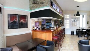 Uma área de bar com balcão, banquetes e um espaço de estar com mesas e cadeiras.