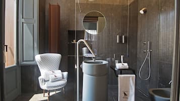 Quarto de Luxo, 1 cama king-size, Vista para a cidade | Casa de banho | Um polibã, chinelos, toalhas fornecidas