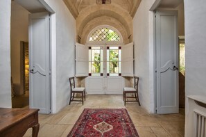 LUXURIOUS Grand 18th C. Country House set in large gardens with pool ...