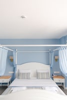 Quarto Duplo Deluxe, Vista para a cidade | Minibar, cofre com capacidade para portátil, secretária