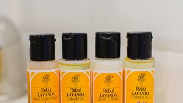 Quatro frascos de condicionador de cabelo, shampoo, loção corporal e gel de banho lavanda Rebul.