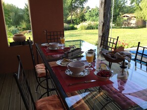 Café da manhã continental todos os dias (EUR 10 por pessoa)