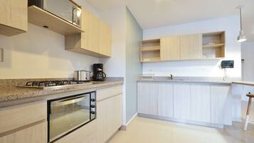 Apartamento, 2 quartos (Ap 1) | Cozinha privada | Um frigorífico, um micro-ondas, uma placa de cozinha