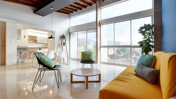 Apartamento Superior, 2 quartos (Ap 5) | Roupa de alta qualidade, cofre no quarto, secretária