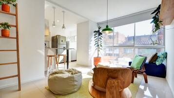 Apartamento, 2 quartos (Ap 2) | Roupa de alta qualidade, cofre no quarto, secretária