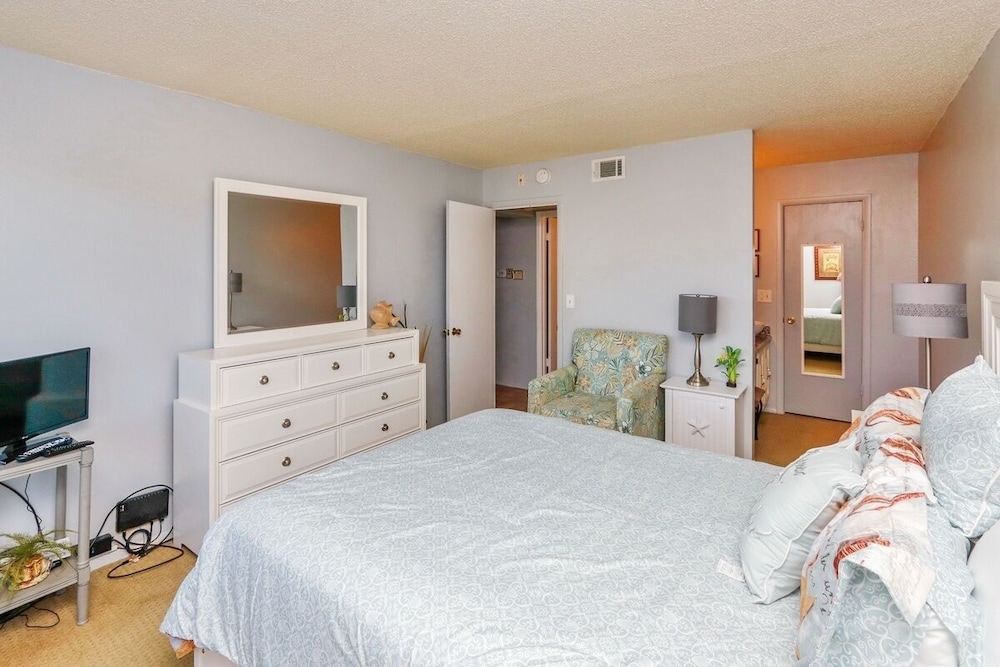Beautiful One Bedroom Condo On Siesta Key. Minutes From Siesta Key Beach! - Siesta Key, FL