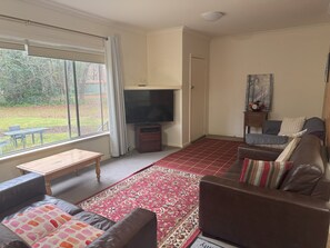 Apartamento família, 2 quartos, cozinha, vista para o rio (Unit 2) | Cortinas blackout, ferros/tábuas de passar roupa, roupa de cama