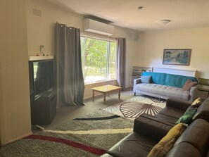 Apartamento família, 2 quartos, vista para o rio, no piso térreo (Unit 1) | Área de estar | TV de tela plana 40 polegadas com canais digitais, TV LED, DVD player