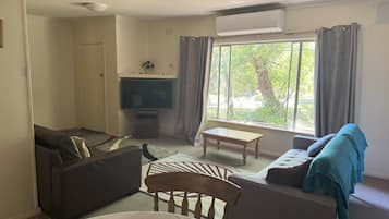 Apartamento Familiar, 2 quartos, vista para o rio, no rés do chão (Unit 1) | Sala de estar | Televisor de ecrã plano de 40 polegadas com canais digitais