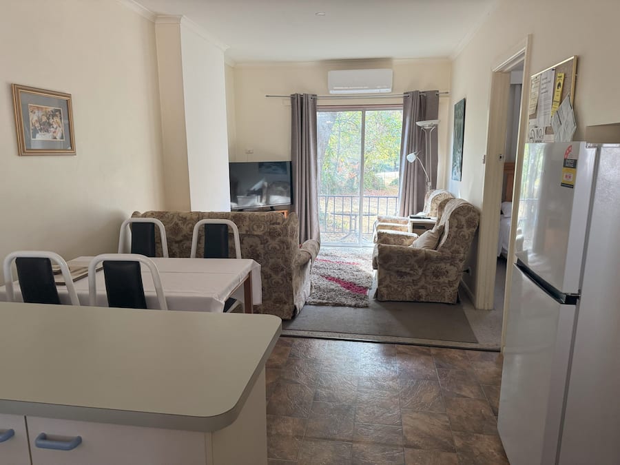 Apartamento clássico, 1 quarto, cozinha, vista para o rio (Unit 3) | Área de estar | TV de tela plana 40 polegadas com canais digitais, TV LED, DVD player