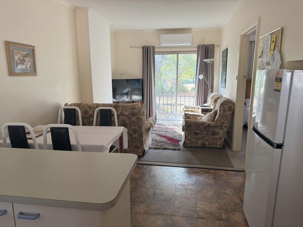 Apartamento clássico, 1 quarto, cozinha, vista para o rio (Unit 3) | Área de estar | TV de tela plana 40 polegadas com canais digitais, TV LED, DVD player