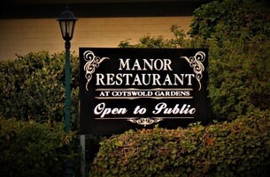 Placa para o Restaurante Manor nos Cotswold Gardens, indicando que está aberto ao público.