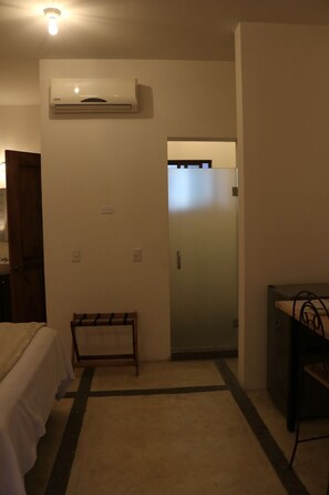 Quarto Standard, junto à piscina | Casa de banho | Um polibã, um secador de cabelo, toalhas fornecidas, sabão 