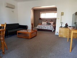 Quarto Duplo para 1 Pessoa | Secretária, ferro/tábua de engomar, Wi-fi grátis 