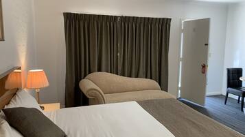 Quarto (King Bedroom with Spa Bath) | Secretária, ferro/tábua de engomar, Wi-fi grátis