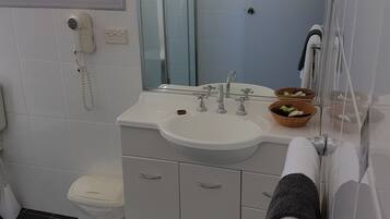 Quarto Duplo para 1 Pessoa | Casa de banho | Um polibã, toalhas fornecidas