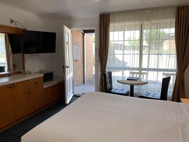 Secretária, ferro/tábua de engomar, Wi-fi grátis 