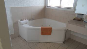 Quarto (King Bedroom with Spa Bath) | Banheira de hidromassagem privativa